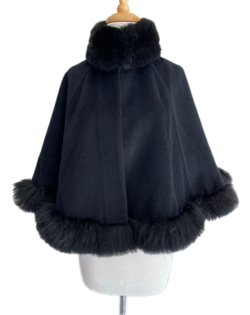 AUSTRALIAN ALPACA BARN - Alpaca Shoulder Cape - Black